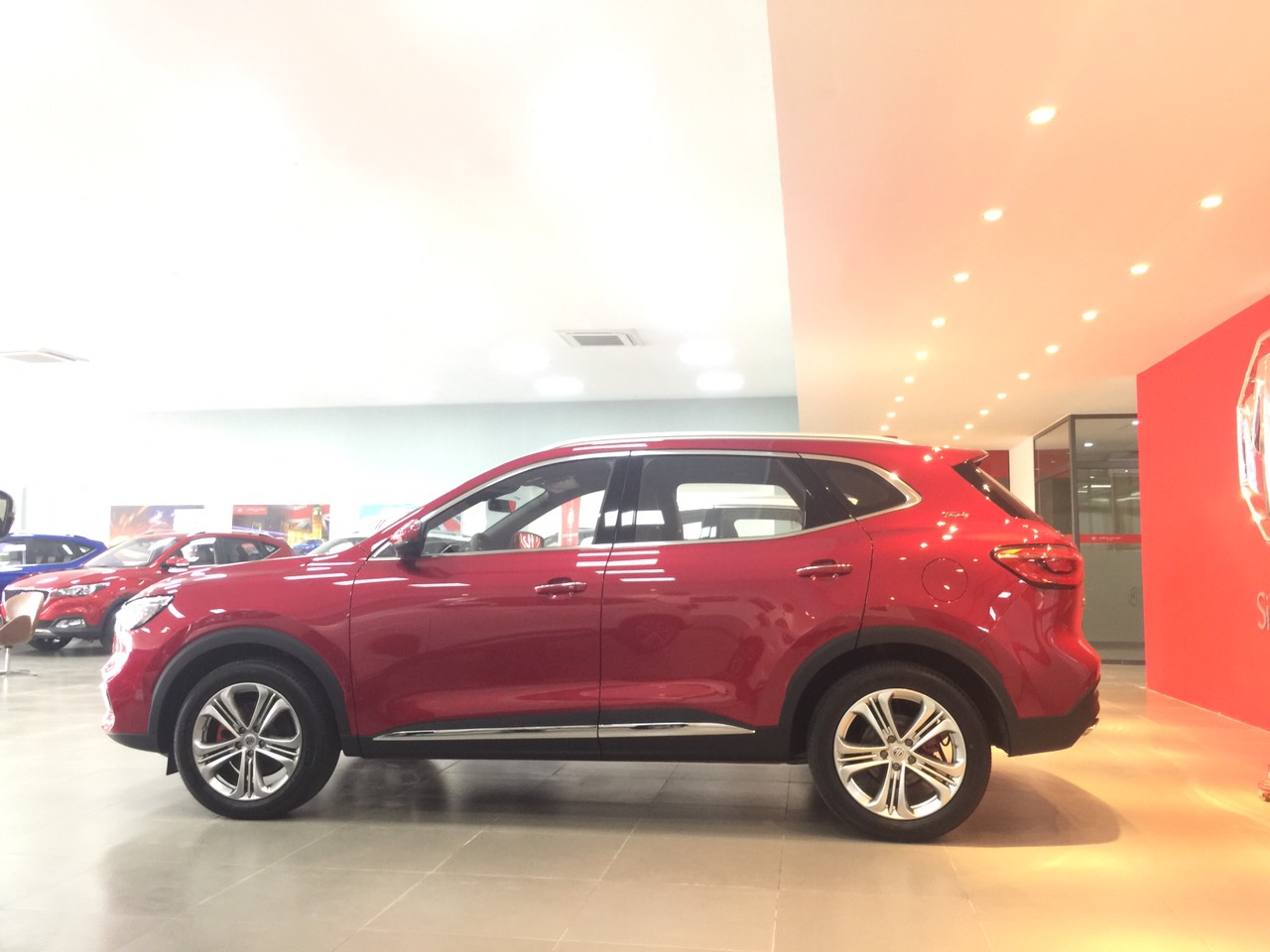 MG HS 2.0T AWD Trophy, màu đỏ, nhập khẩu